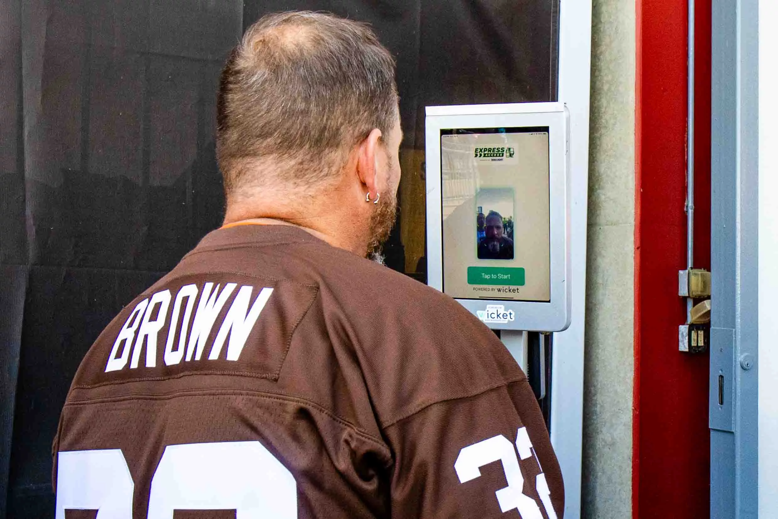 Smart Stadiums: How Cutting-Edge Technology is Redefining Sports Venues ...